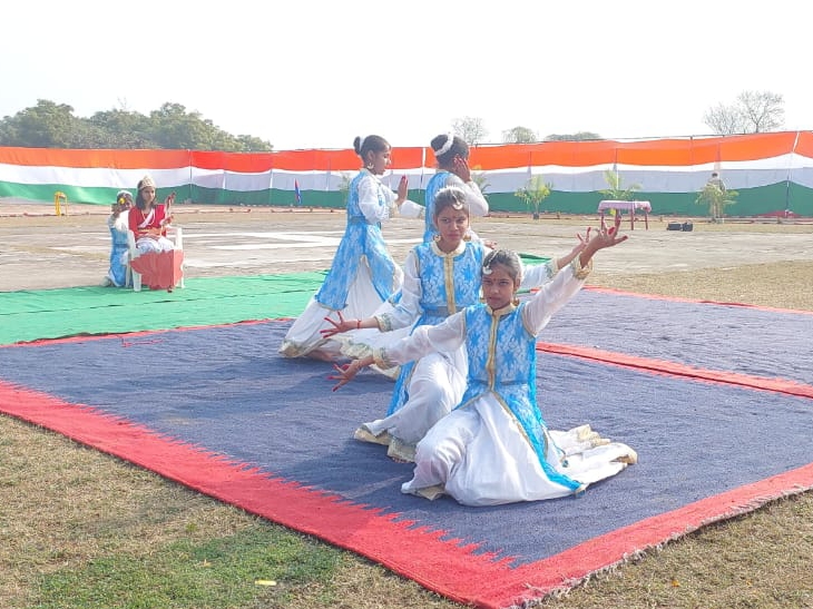 The minister hoisted the flag in the police line and the DM in the ...