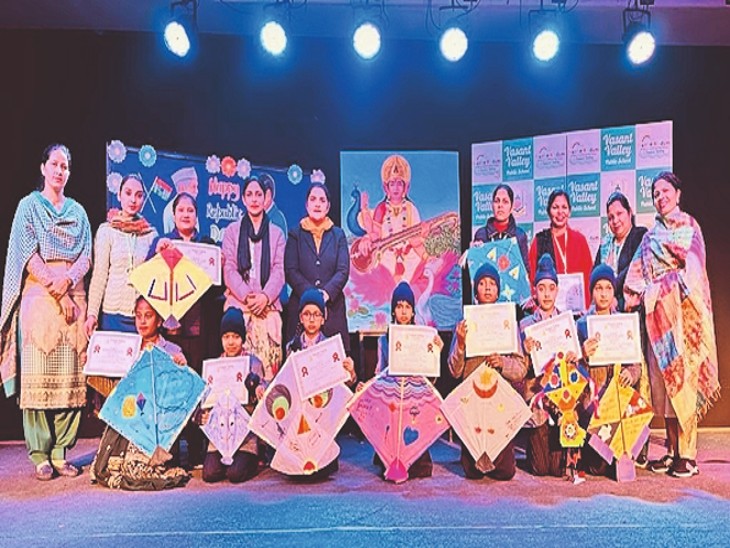 Students entertained by presenting dance, music, role play act and ...