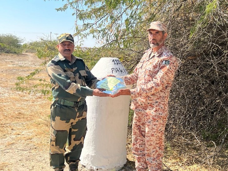 rajasthan barmer border, BSF presented sweets on Republic Day, Pak ...