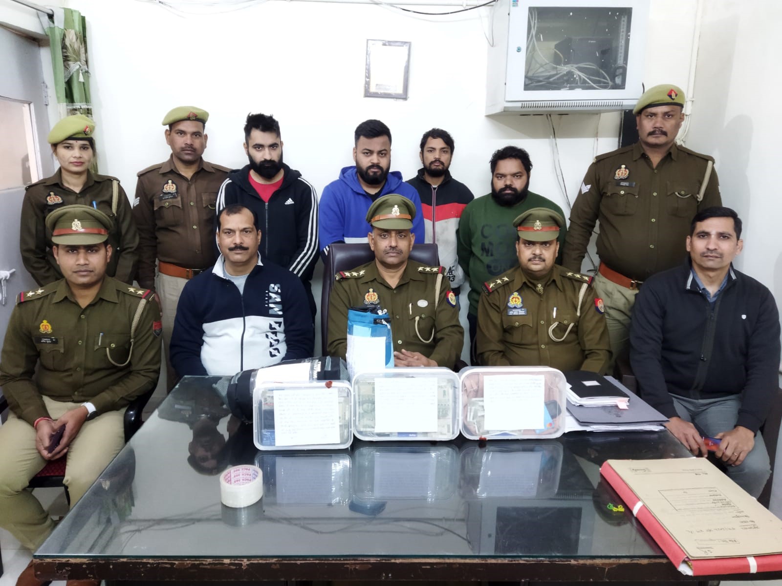 Mathura police arrested 5 accused, 11 lakh rupees were cheated by cyber ...