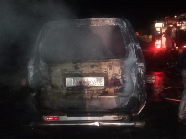 Car burnt to ashes, major accident averted, alertness saved life | चलती ...