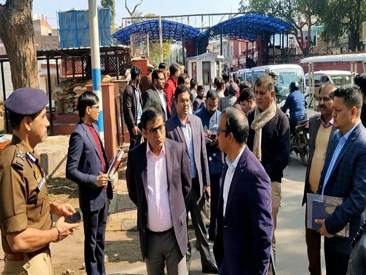 अमृत अभिजात ने आगरा में एयरपोर्ट से ताजमहल तक के रूट का किया निरीक्षण ...