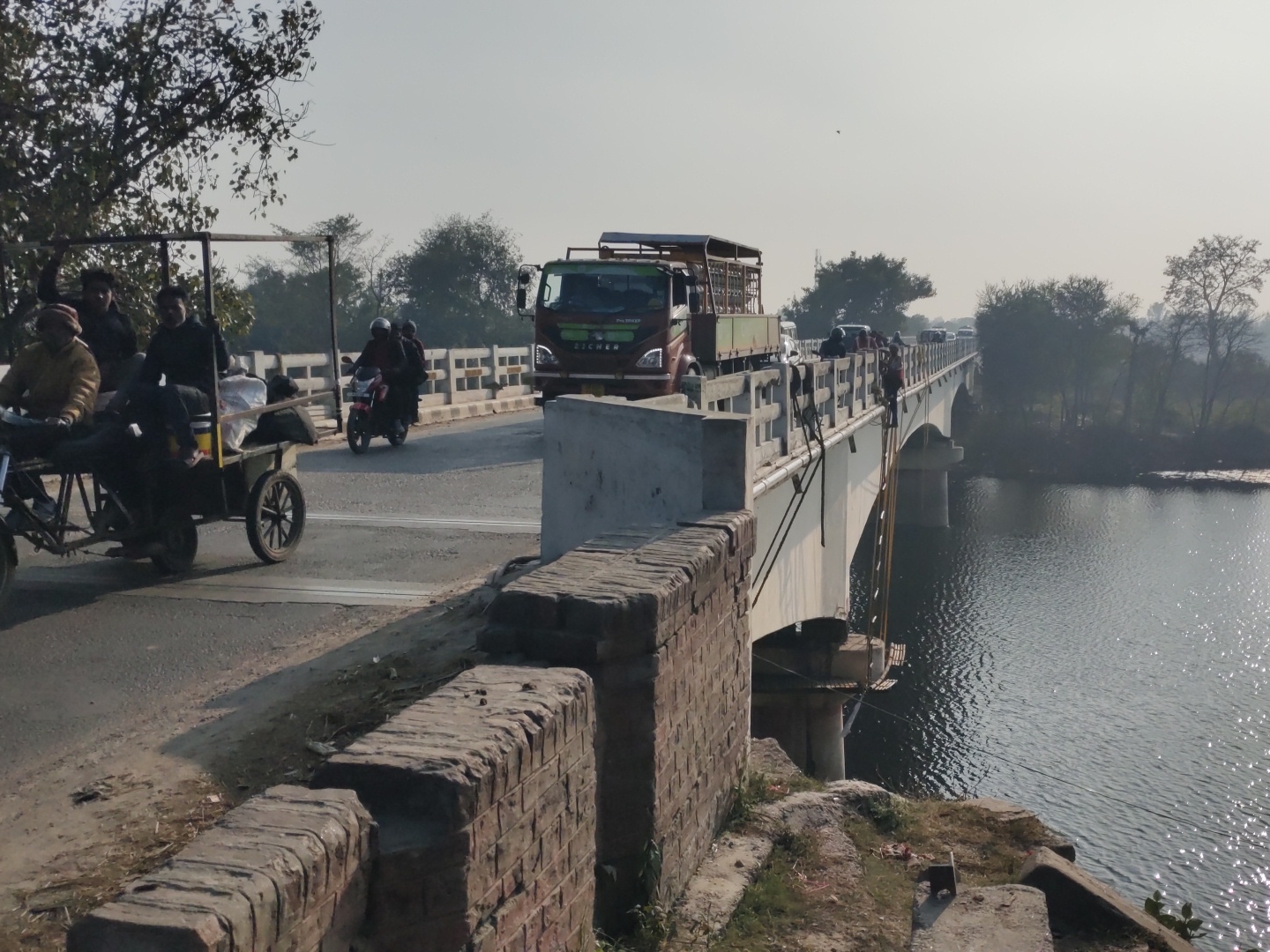 Malfunction again in Saryu river bridge: Repair work started due to ...