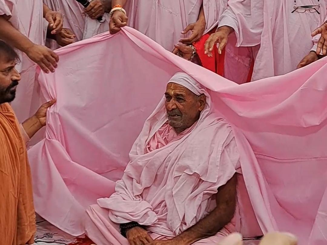After the death of Ramniwas Maharaj, took over the throne, wearing a ...