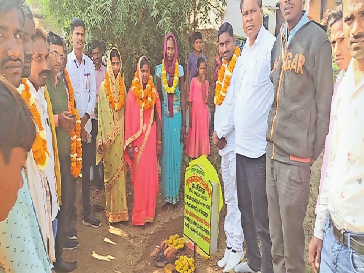 Chief laid the foundation stone of Mitti Moram road | बलीगढ़ पंचायत ...