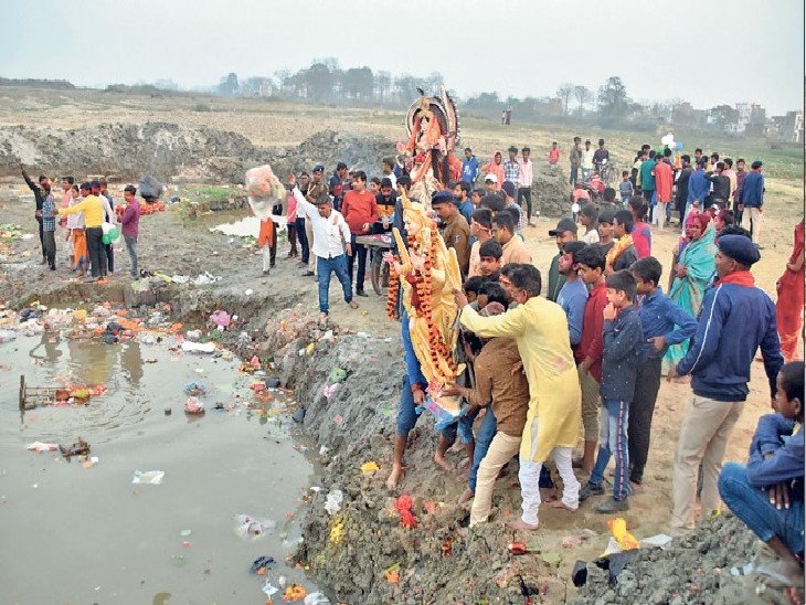 There was a complete ban on immersion in Akhadaghat, but immersion on ...