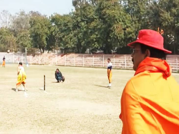 See non stop sanskrit commentary and agility of priests with dand ...