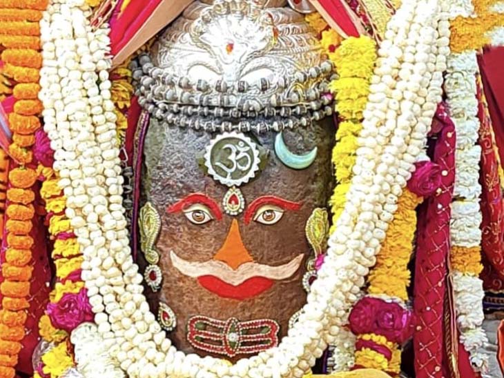 Wearing Tripund and Om, King-like adornment | रविवार भस्म आरती दर्शन ...