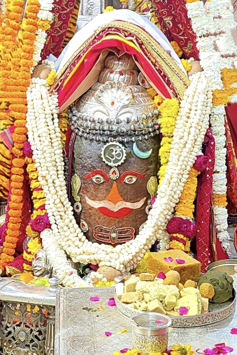 Wearing Tripund and Om, King-like adornment | रविवार भस्म आरती दर्शन ...