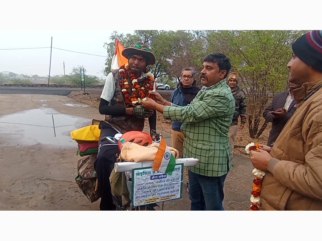 Environment lover Rohit Sirsham reached Sheopur said - save water ...