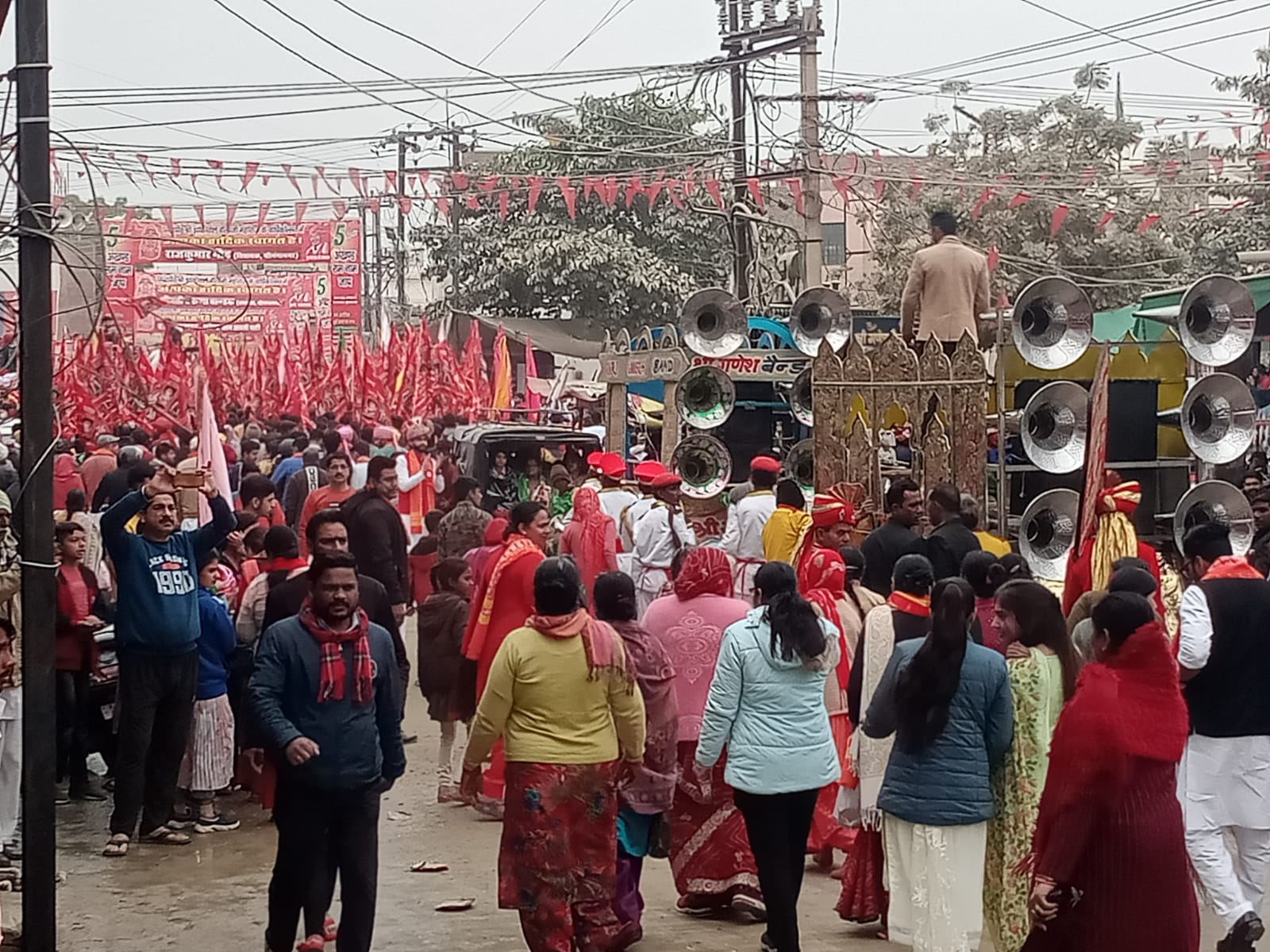Devotees gathered in Dharmadhvaja Padayatra, welcomed at various places ...