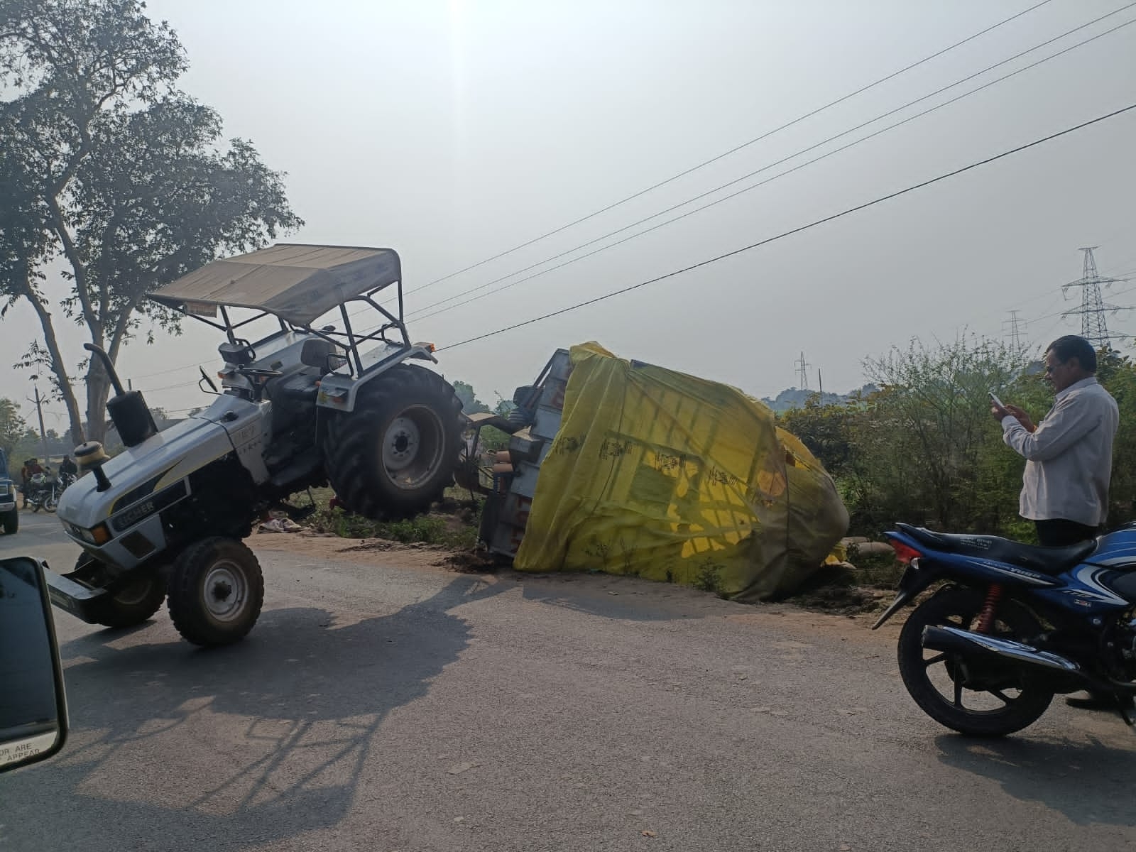 High speed loaded tractor-trolley jumped in the air, accident happened ...