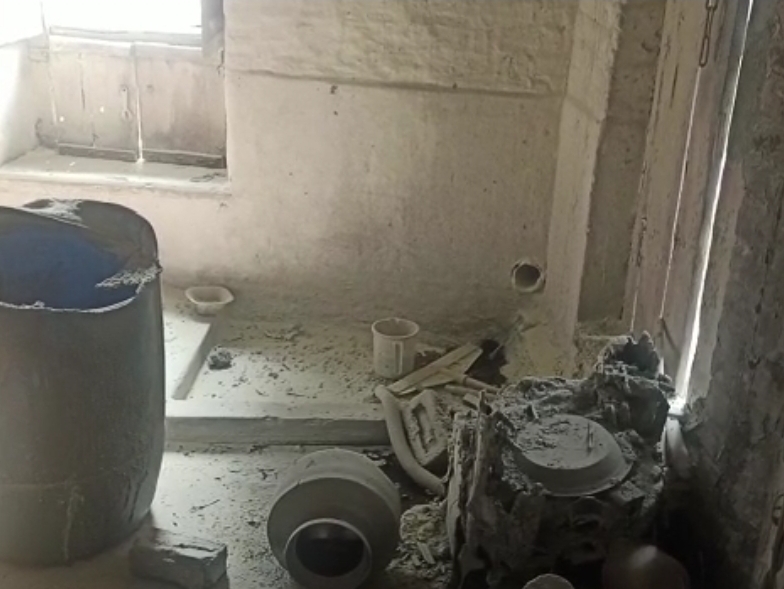 Woman kept pot full of hot water on plastic drum, electricity meter ...