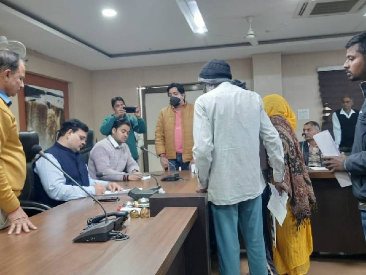 Weekly public hearing held in Rewa Collectorate Auditorium, officers ...