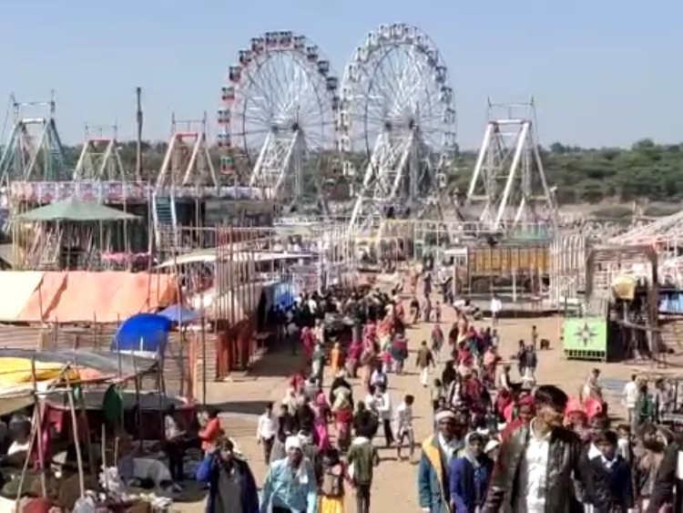 महंत अच्युतानंद महाराज ने फहराई सप्तरंगी ध्वजा, श्रद्धालुओं की भीड़ ...