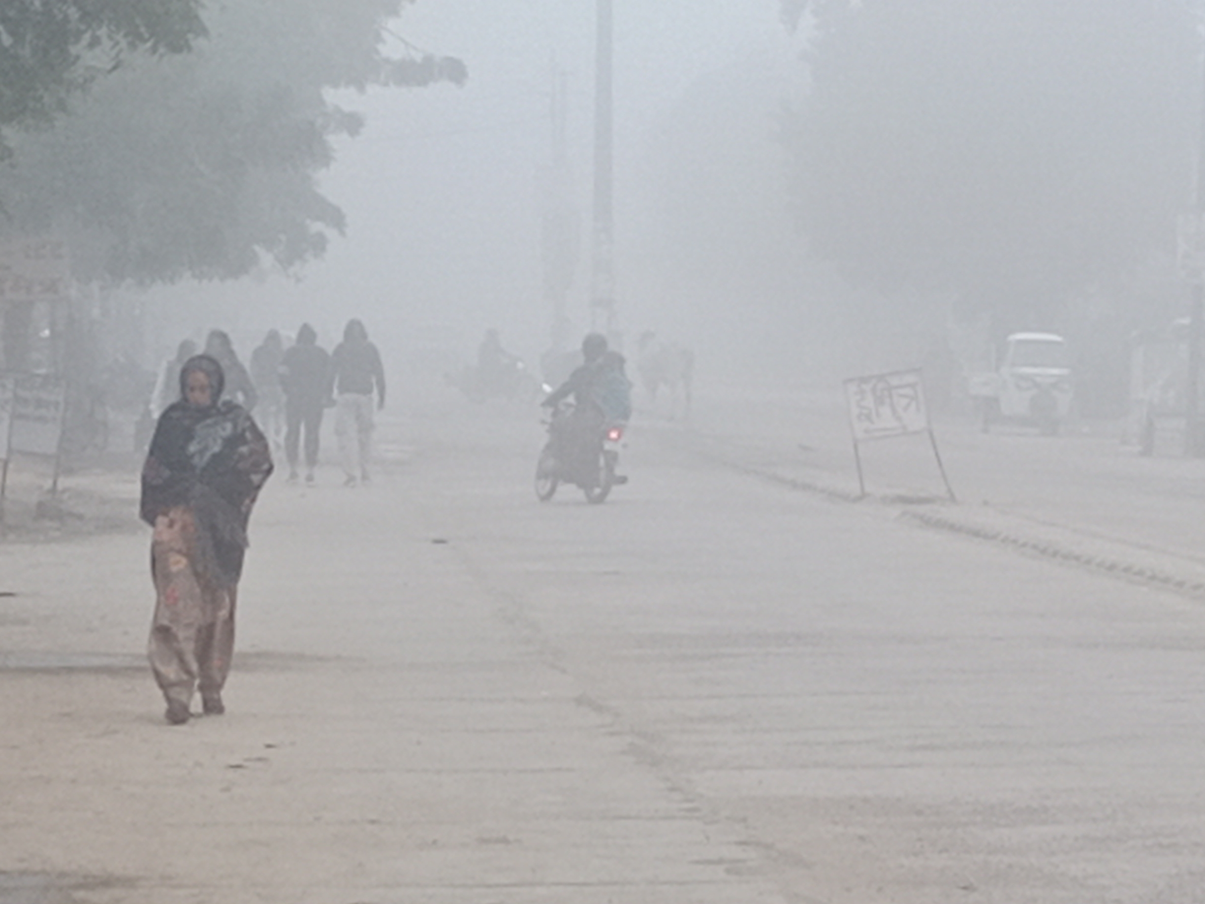 Cold wind made people shiver in Churu | चूरू में सर्द हवा ने छुड़ाई ...