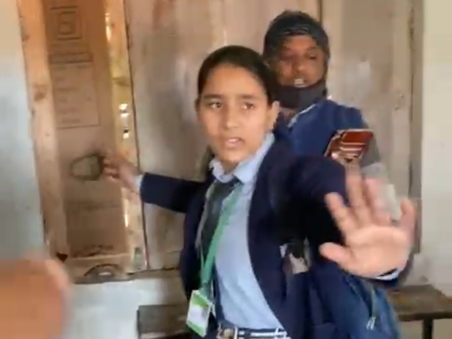 The girl student who came to the rescue said - the teacher is good; The ...