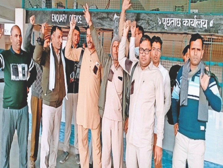 Operators demonstrated at the bus stand demanding increase in pay grade ...
