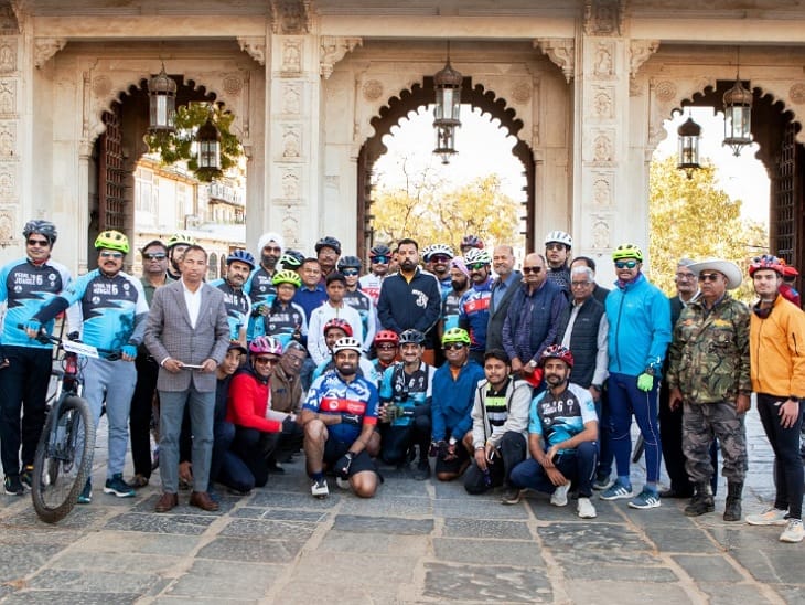 Rush Hour ride participants admire the beauty of Lake City, the center ...