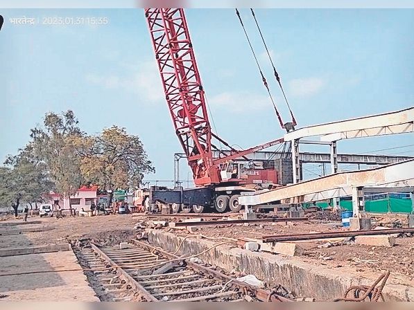 Girder placed on FOB under construction at Mungaoli station | रेल लाइन ...