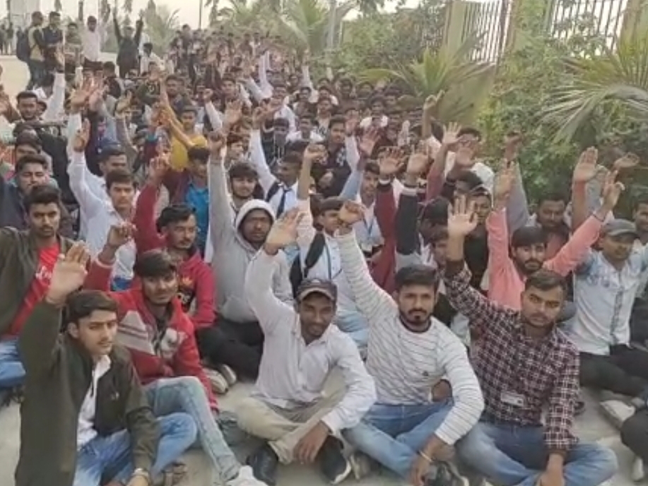 Commotion of students of Polytechnic College in Siwan, Students ...