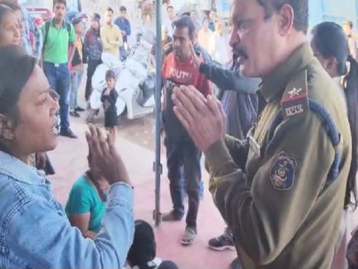 Women started throwing medical reports, police were seen folding hands ...