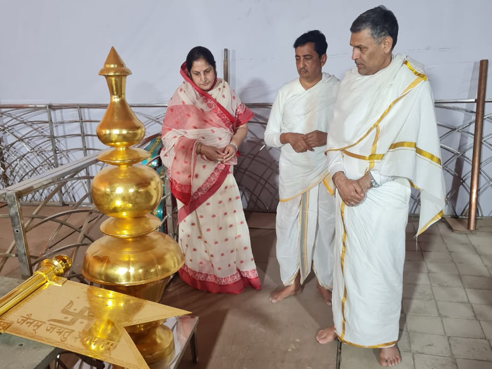 Industrialists reached Manavar by helicopter to visit Poornmati Mataji ...