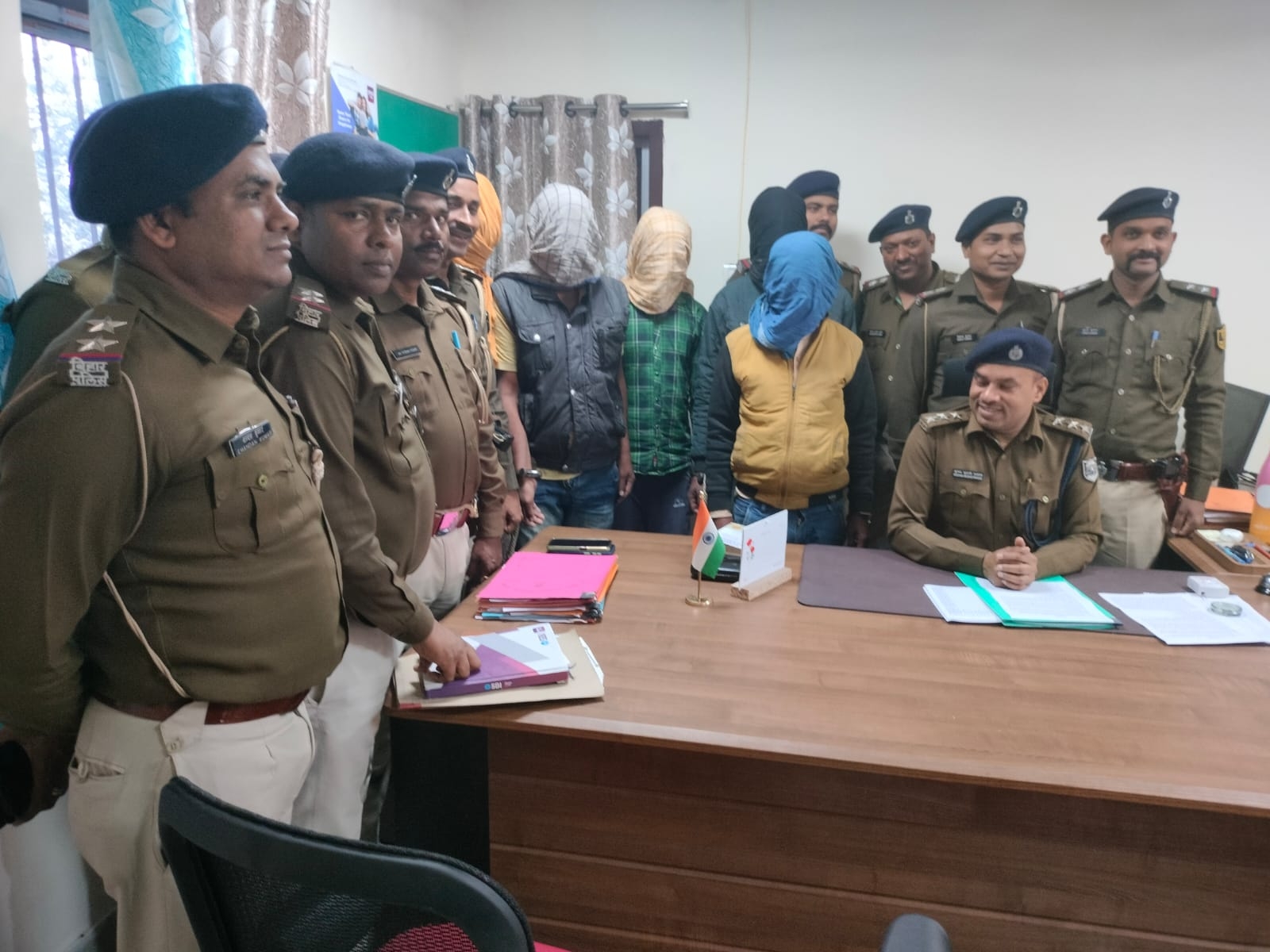 Four accused of dacoity and robbery arrested, 1 dozen cases registered ...