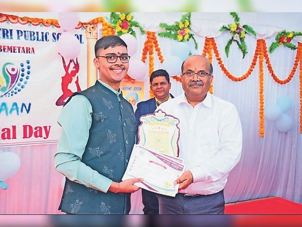 Topper Vedansh honored in DAV School Janta | वार्षिक उत्सव का आयोजन ...