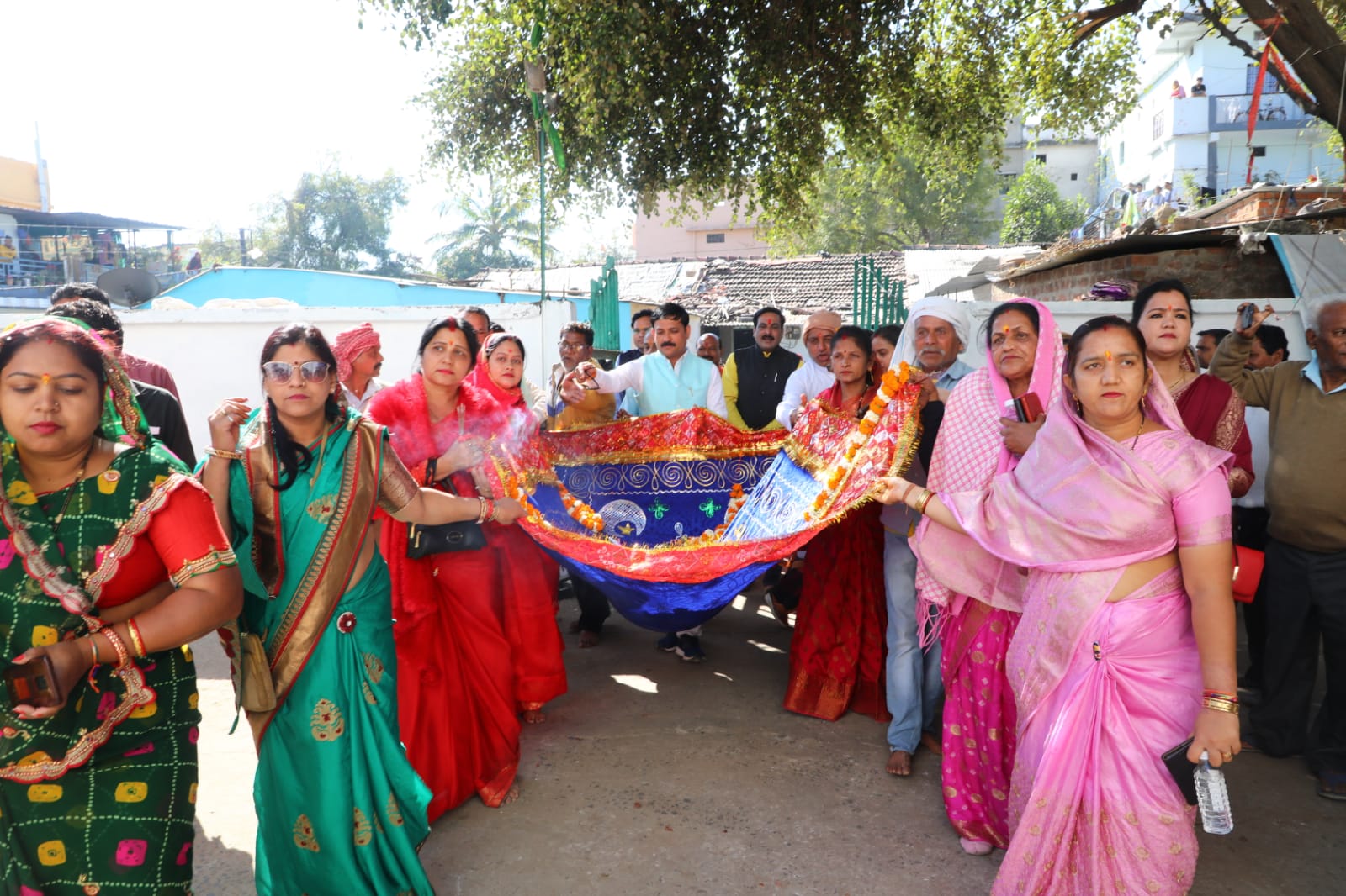 The example of communal unity and friendship has been maintained since ...