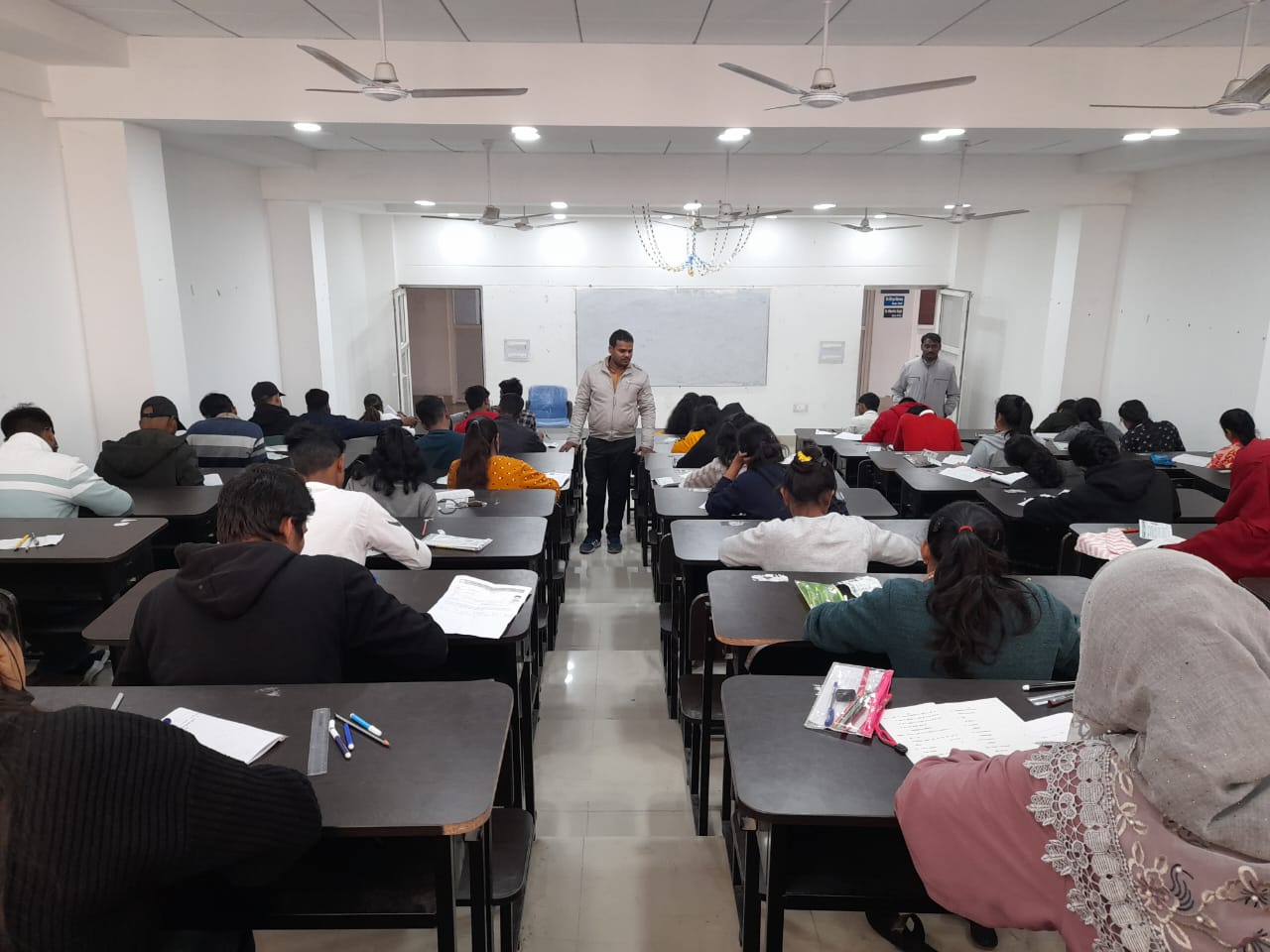 Mobile team caught a copycat: 995 candidates absent | 45 हजार छात्रों ...