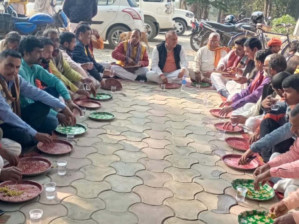 Former MLA Rakesh Singh Baghel said, sharing food is the biggest medium ...