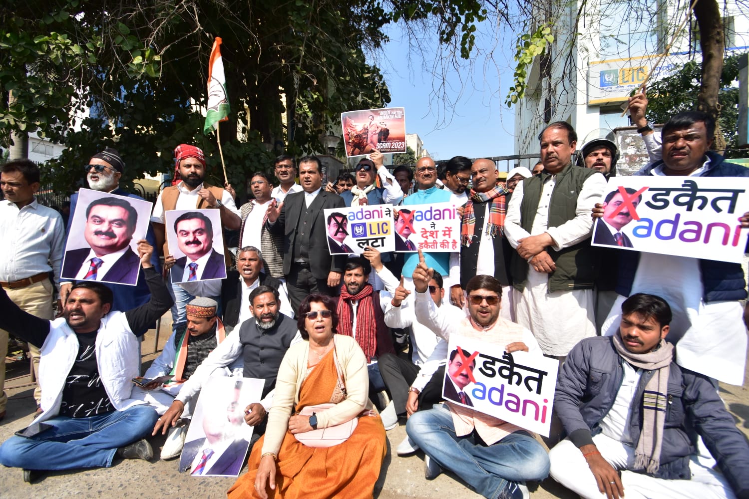 Congress's attack on Adani-Hindenburg case Congressmen gherao LIC ...