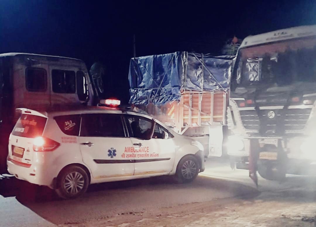 Ambulance stuck in jam, people getting upset in long queue of heavy ...