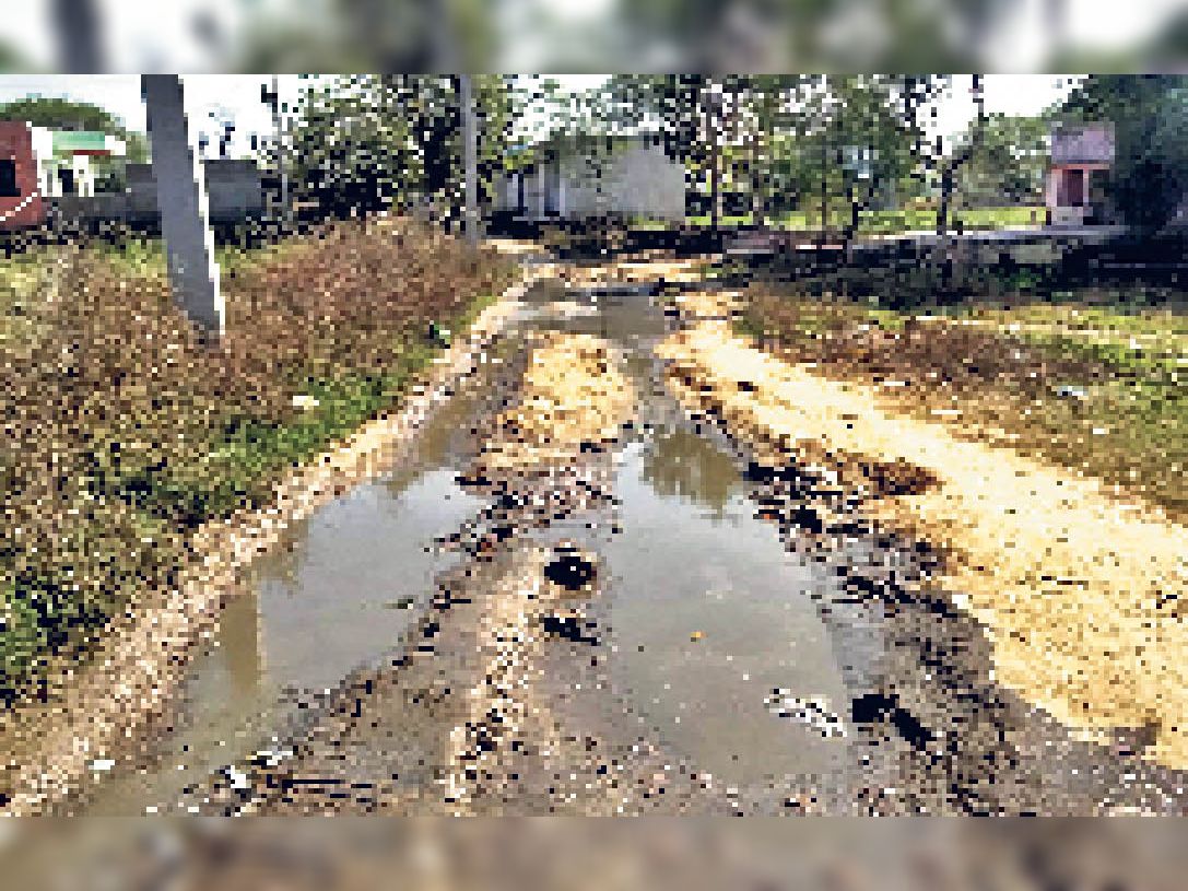 People troubled by the problem of mud on the road in Katara | कीचड़ की ...