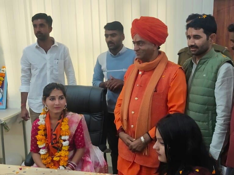 BJP leaders including Mahant Pratap Puri were present | पोकरण की गर्ल्स ...
