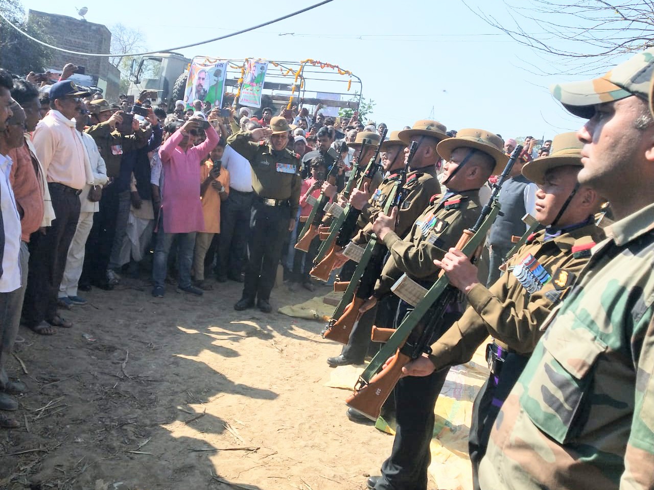 Havildar Kedar Singh was cremated in his native village with military ...