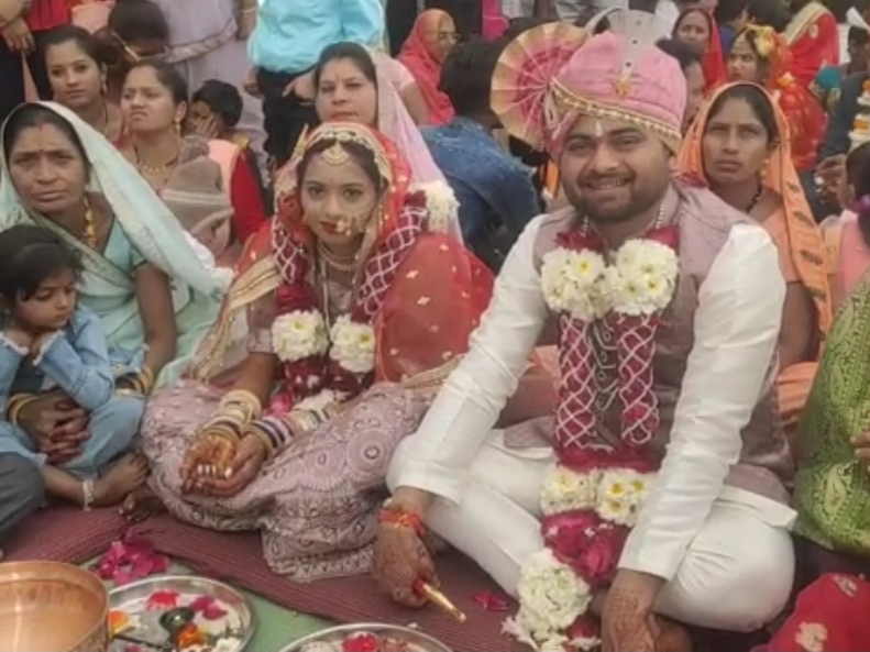 Happened in Kasrawad, 22 couples tied the knot | सेन समाज का सामूहिक ...