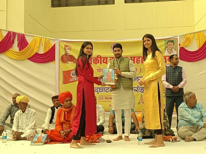 BJP leaders including Mahant Pratap Puri were present | पोकरण की गर्ल्स ...