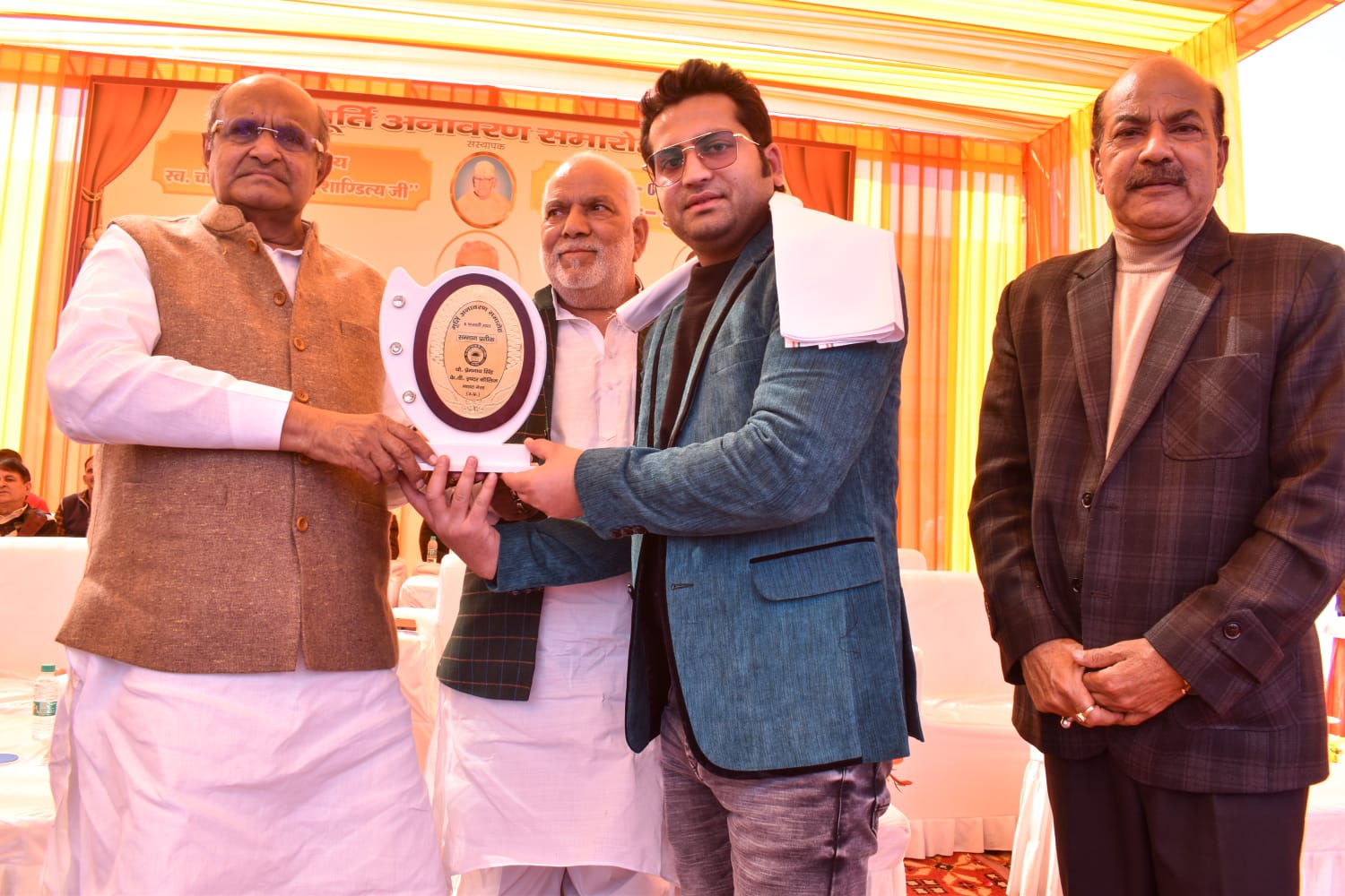 Exhibition of paintings of artist Anas Sultan held in Meerut ...