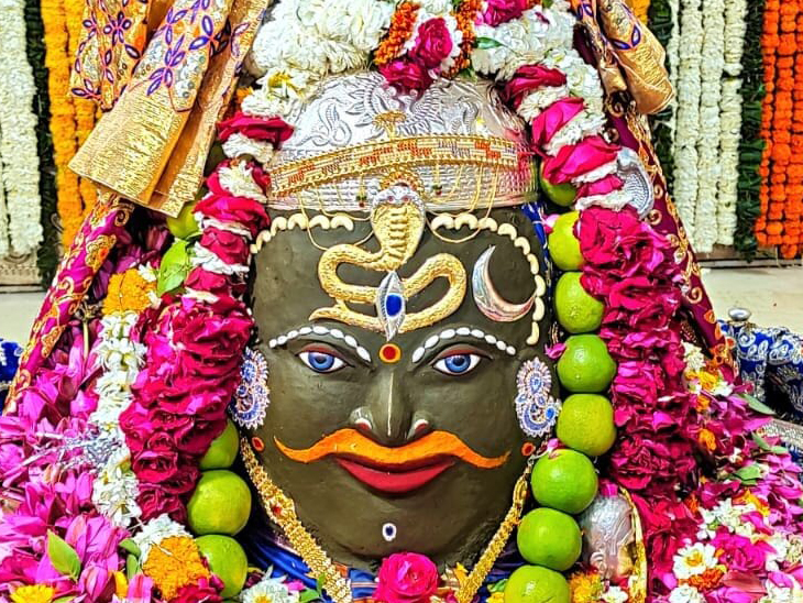 Lord Mahakal appeared wearing Sheshnag | महाकाल मंदिर में शिवनवरात्रि ...