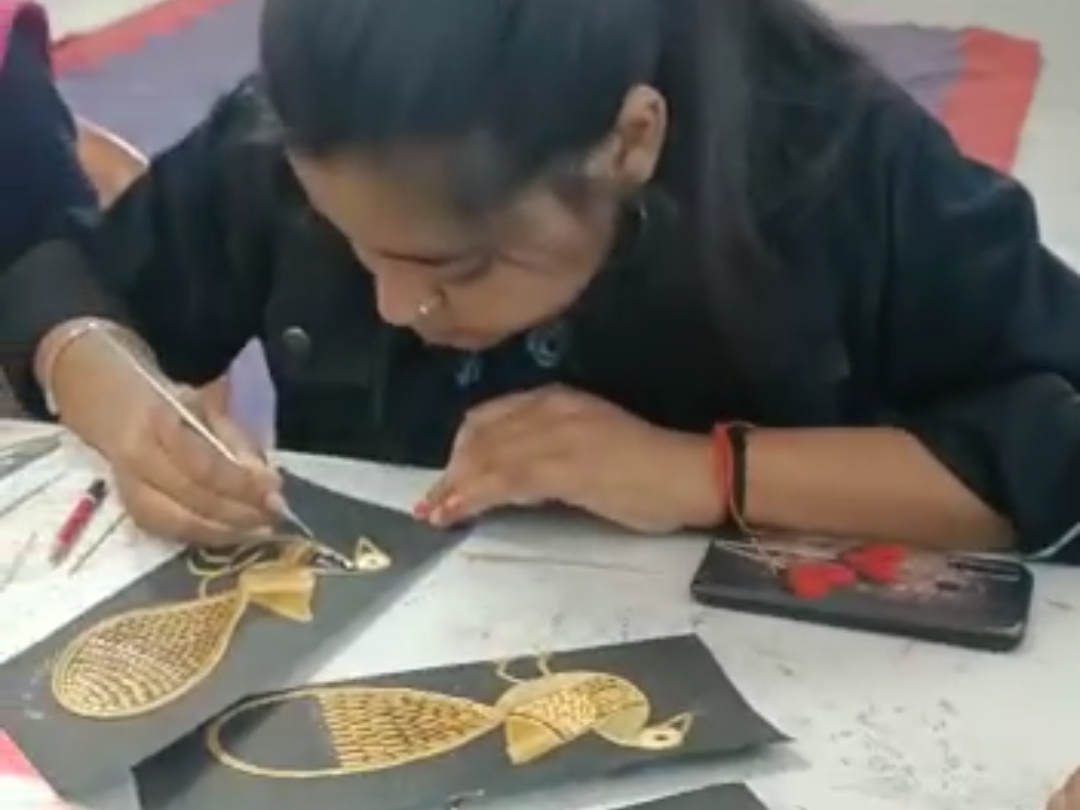 Youth are learning to make paintings from grass, free training is being ...