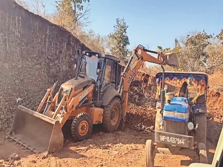 JCB and 2 tractors seized while excavating illegal Murum | खनिन विभाग की कार्रवार्ई: अवैध मुरूम ...