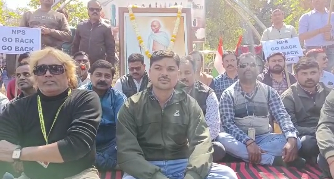 Boycotted lunch; Raghupati Raghav Rajaram sang outside the gate ...