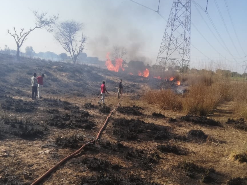 The fire brigade arrived from Chaumu, controlled it, burnt the grass ...
