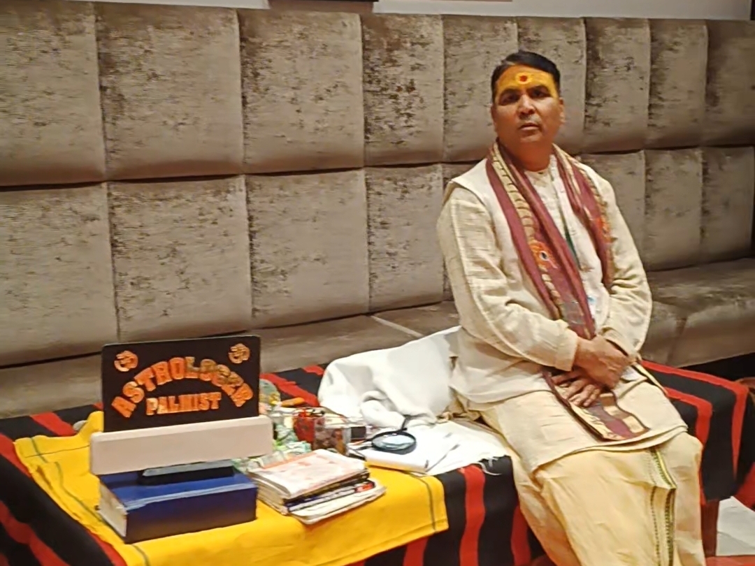 Showing hand to Pandit is the future, foreign women also apply mehndi ...