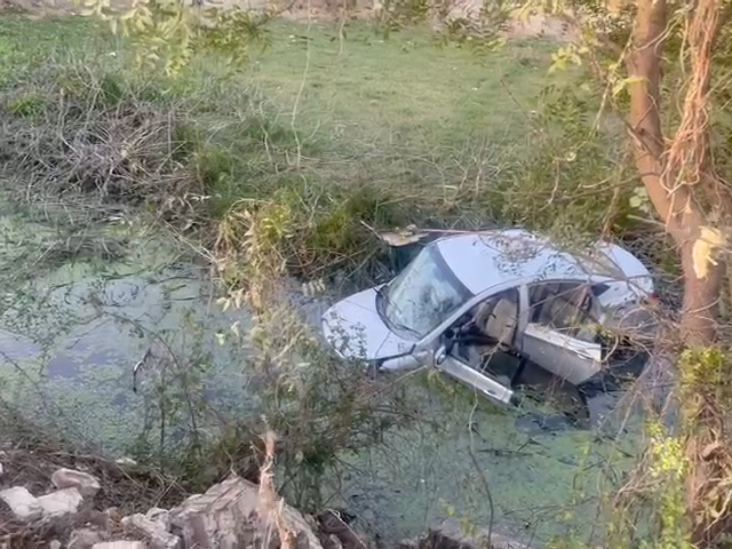 The car overturned from the culvert into the drain, the whole family ...
