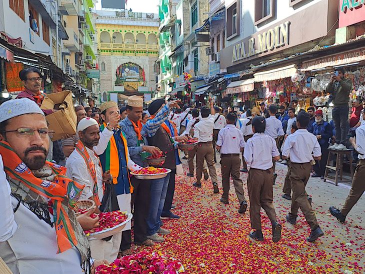 The Muslim community set an example of communal unity by showering ...