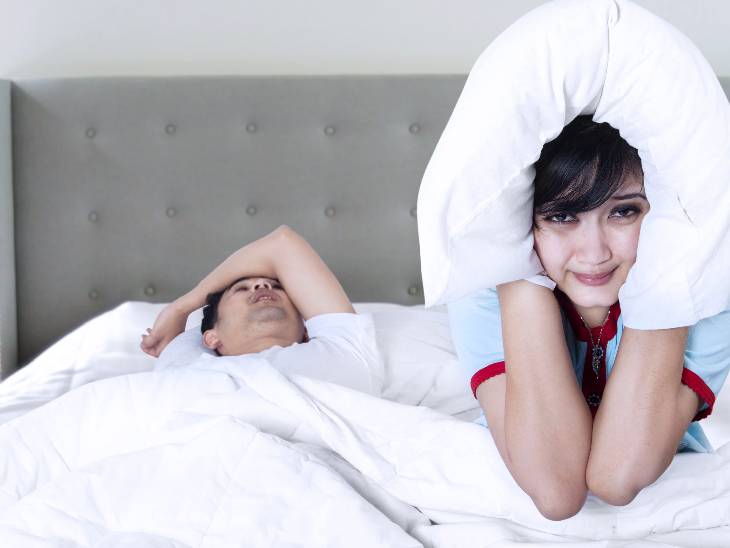 20% of couples do not sleep together because of snoring | खर्राटों के कारण 20% कपल साथ नहीं सोते ...
