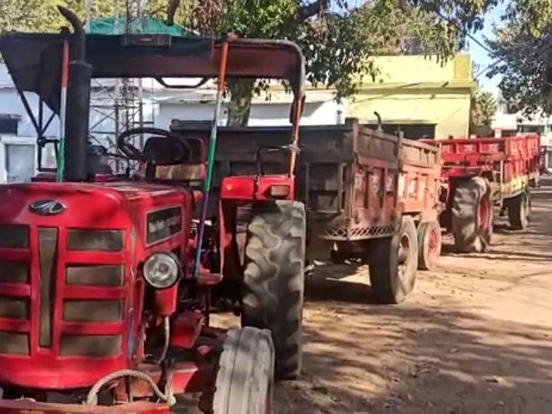 Police and Mineral Department took joint action, 3 tractor trolley ...